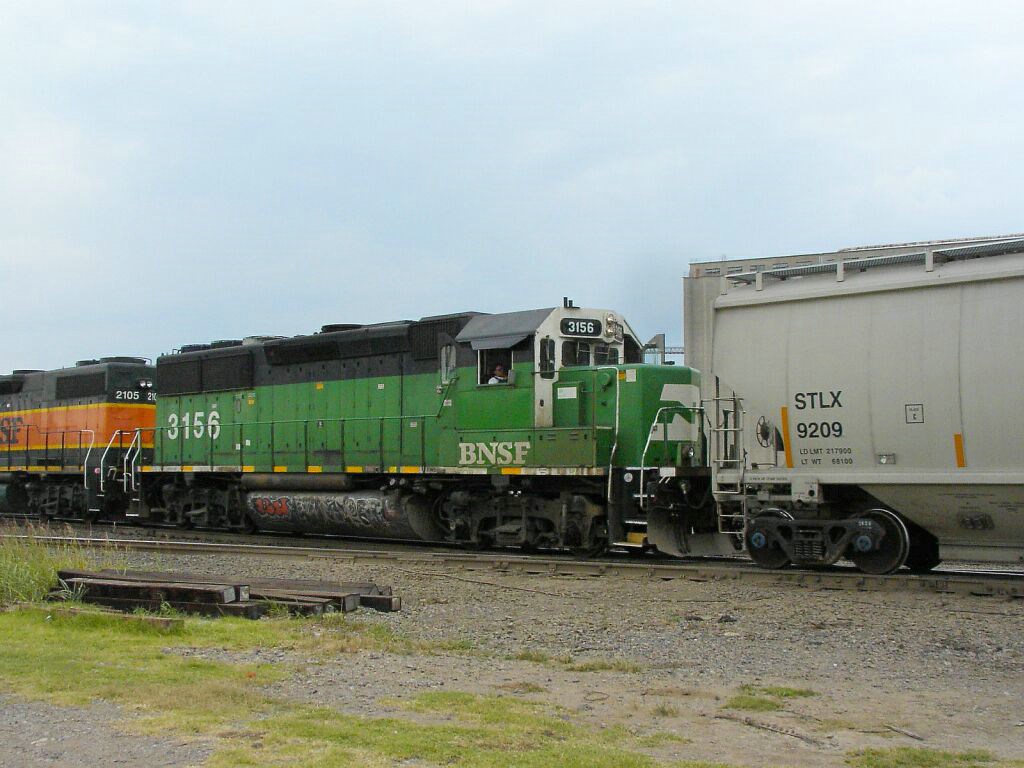 BNSF 2105, BNSF 3156 & STLX 9209